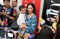 ទៅចូលរួមកម្មវិធី Cannes Film Festival លើកនេះ Chompoo Araya មិនមែនទៅតែម្នាក់ឯងទៀតទេ! - TNAOT