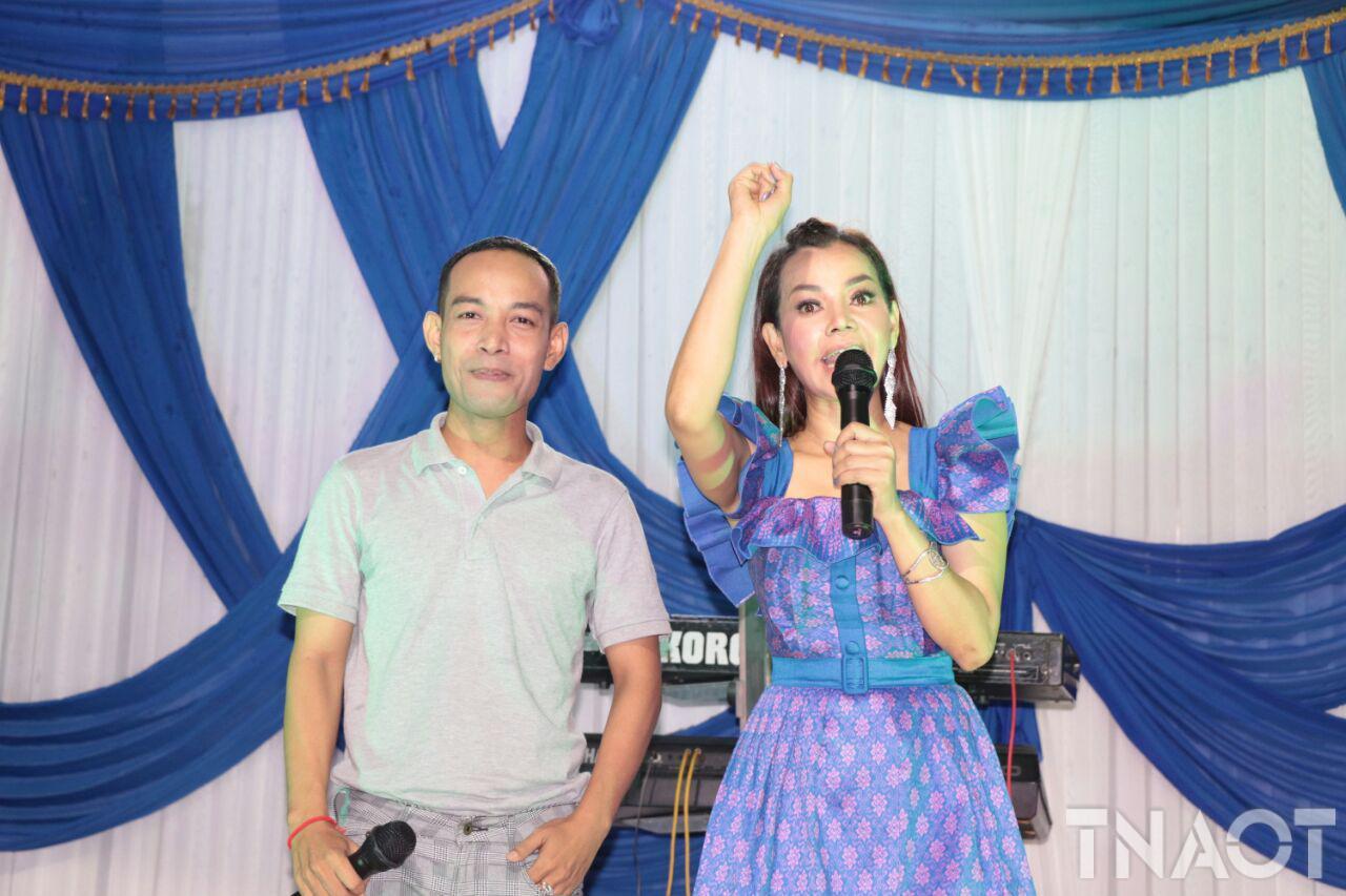 តារាចម្រៀងជើងចាស់ សាន សុខកក្កដា ឡើងវីឡាភ្លោះទាំងភ្លៀងធ្លាក់ផ្អើលអស់អ្នកសិល្បៈមកចូលរួម - TNAOT