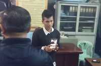 អ្នករត់ម៉ូតូកង់បីម្នាក់ បែកគំនិតចេញឆក់ ត្រូវពលរដ្ឋក្របួចជាប់ឲ្យសមត្ថកិច្ច - TNAOT