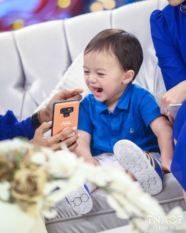 មិននឹកស្មានថាកូនប្រុស Chompoo Araya នៅតូចសោះស្រាប់តែចេះអៀនស្រីស្អាតមុខឡើងក្រហម - TNAOT