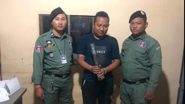 សមត្ថកិច្ច ចាប់ វាយ ខ្នោះ កូន អកតញ្ញូ ផឹក ស្រា ស្រវឹង ទាញ ដំបង សំពង ម្តាយ - TNAOT