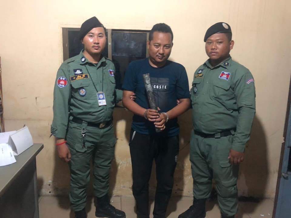 សមត្ថកិច្ច ចាប់ វាយ ខ្នោះ កូន អកតញ្ញូ ផឹក ស្រា ស្រវឹង ទាញ ដំបង សំពង ម្តាយ - TNAOT