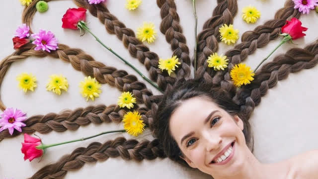 ល្បីក្នុងបណ្តាញសង្គម ដោយគ្រាន់តែថតម៉ូដសក់ប្លែកៗ - TNAOT