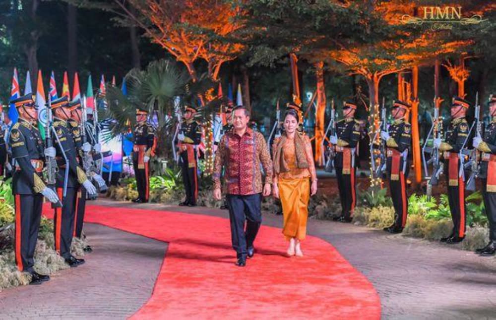 កុំភាន់ច្រឡំ លោកស្រីបណ្ឌិត ពេជ ចន្ទមុន្នី ប្រើប្រាស់បណ្តាញសង្គម ហ្វេសប៊ុកតែមួយប៉ុណ្ណោះ ...