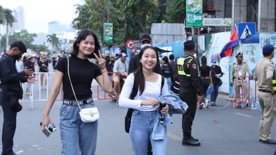 送水节首日，柬埔寨超120万游客出游！ - TNAOT