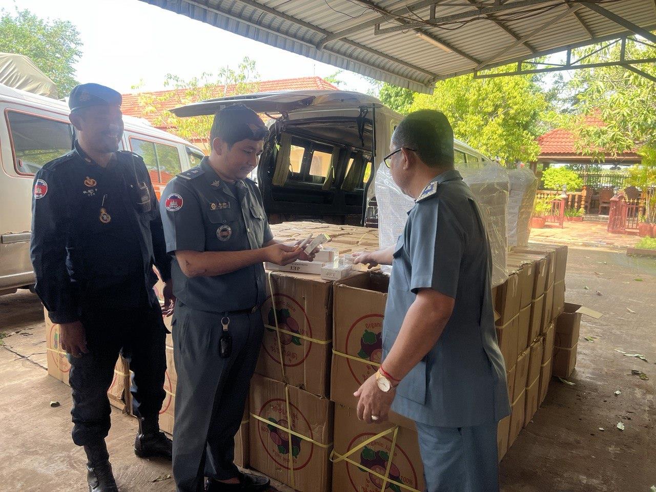从老挝走私至柬埔寨200多箱香烟，3辆汽车被拦截！ - TNAOT