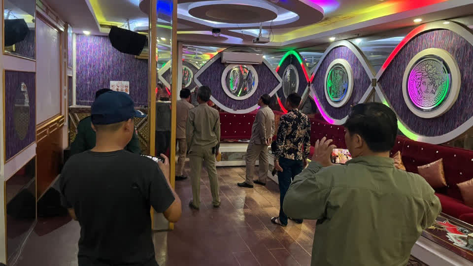 金边一家KTV被爆涉毒，警方带队突袭！ - TNAOT