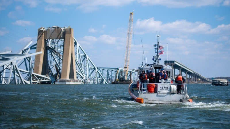 ក្រុមរុករកបំណែក ធ្វើការដើម្បីស្រង់បំណែកដំបូងនៃស្ពាន បាល់ទីម័រ ដែលបានបាក់រលំ - TNAOT