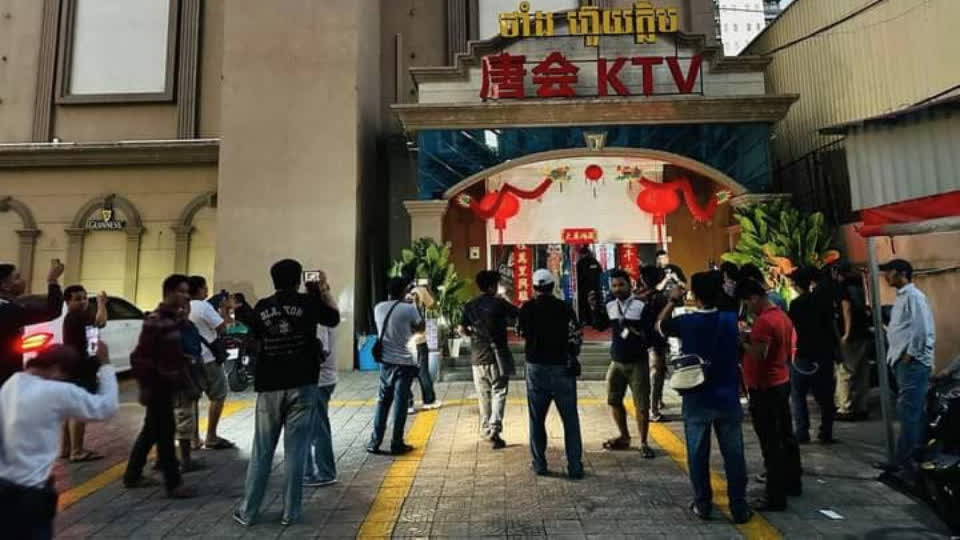 金边警方凌晨突袭涉毒KTV，111人被带走配合调查！ - TNAOT