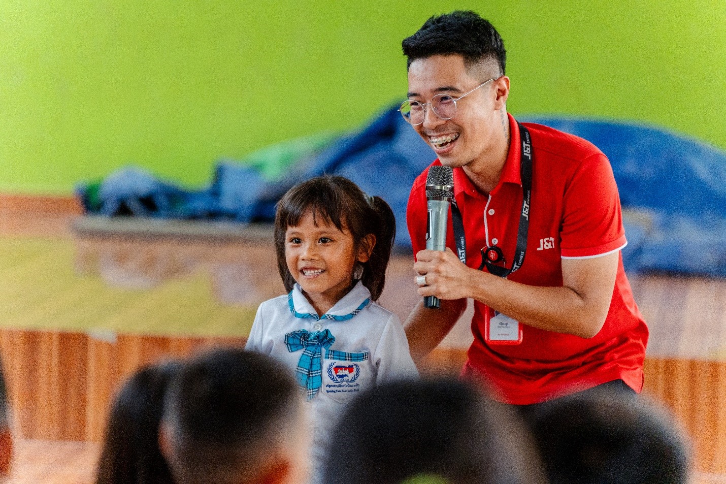 ក្រុមហ៊ុន J&T Express Cambodia នាំយកស្បៀងអាហារនិងសម្ភារៈសិក្សាជូនដល់មណ្ឌលកុមារមែកឈើ