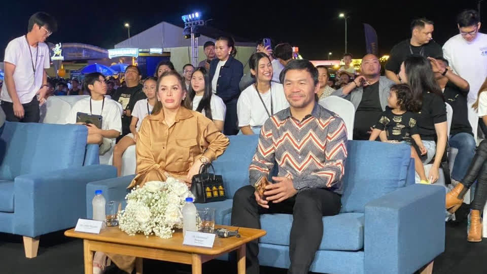 បងប្អូនប្រជាពលរដ្ឋស្រលាញ់គុនខ្មែរ បានទៅចូលរួមជាបណ្តើរៗ ដើម្បីទស្សនាប្រដាល់គុនខ្មែរគូល្បីៗ ...