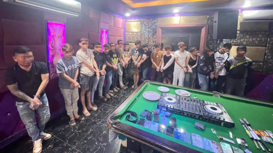 柬埔寨警方突查一家KTV，逮捕20多人和查获毒品！ - TNAOT