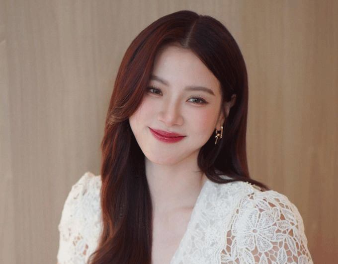 តារាសម្ដែងថៃ ដ៏ល្បីល្បាញ នាង Baifern Pimchanok បង្ហាញមុខជាសាធារណៈ បន្ទាប់ពីរឿងបែកបាក់ ...