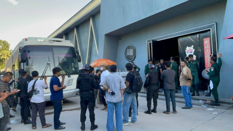 金边警方突袭一家涉毒俱乐部，约100名男女被捕 - TNAOT