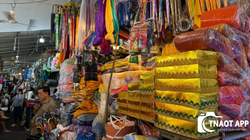 (រូបភាពជាច្រើនទៀត)៖ ស្លាដក់ និងទេយ្យទានសម្រាប់ប្រគេនព្រះសង្ឈជាច្រើនមុខ ...