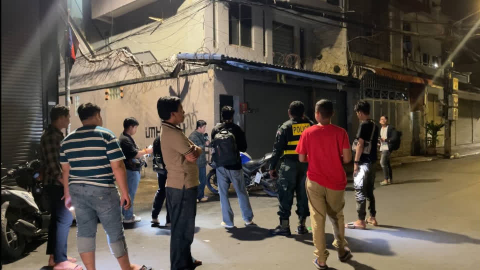 金边3名小偷偷别人车后，却忘了把作案摩托骑走 - TNAOT