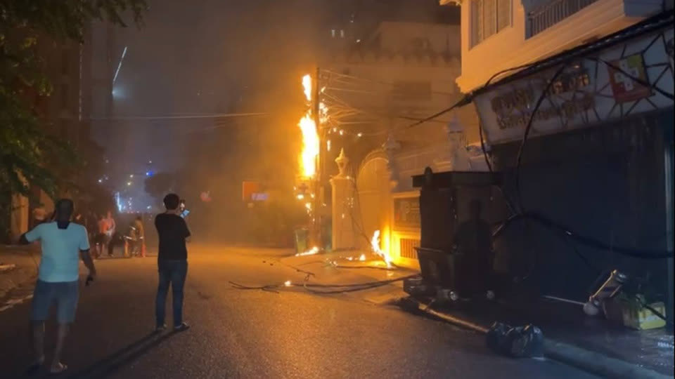 金边BKK区多根电线杆失火！ - TNAOT