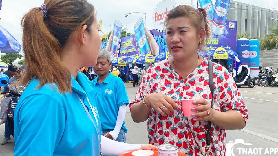 កម្សាន្តតាមស្តង់ហើយ ភ្ញៀវទេសចរអាចចូលភ្លក្សផលិតផលភេសជ្ជៈ និងនំចំណីនានា - TNAOT