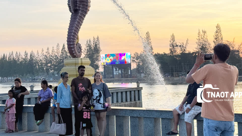 ដើមសប្តាហ៍ក្រោយព្រះរាជពិធីបុណ្យអុំទូក៣ថ្ងៃទីតាំងសេះសមុទ្រខេត្តកំពតល្ងាចថ្ងៃច័ន្ទនេះនៅតែមានអ្នកមក ...