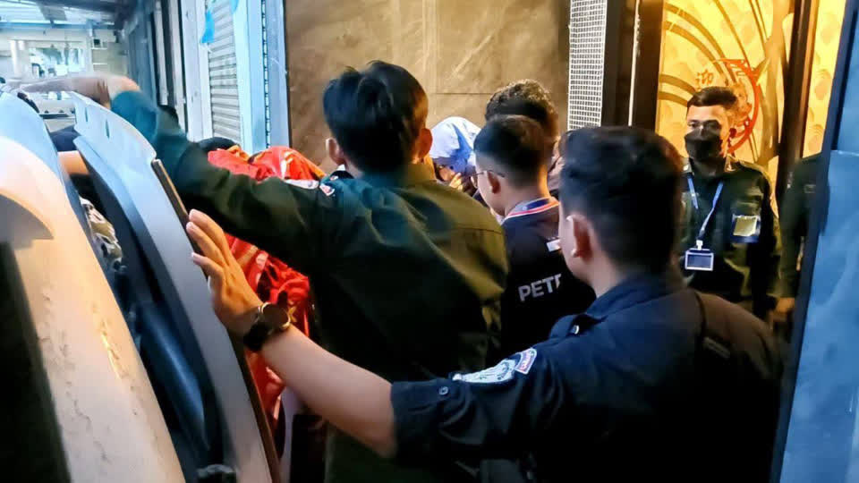 缉毒警方凌晨突袭金边某KTV，数名男女被捕！ - TNAOT
