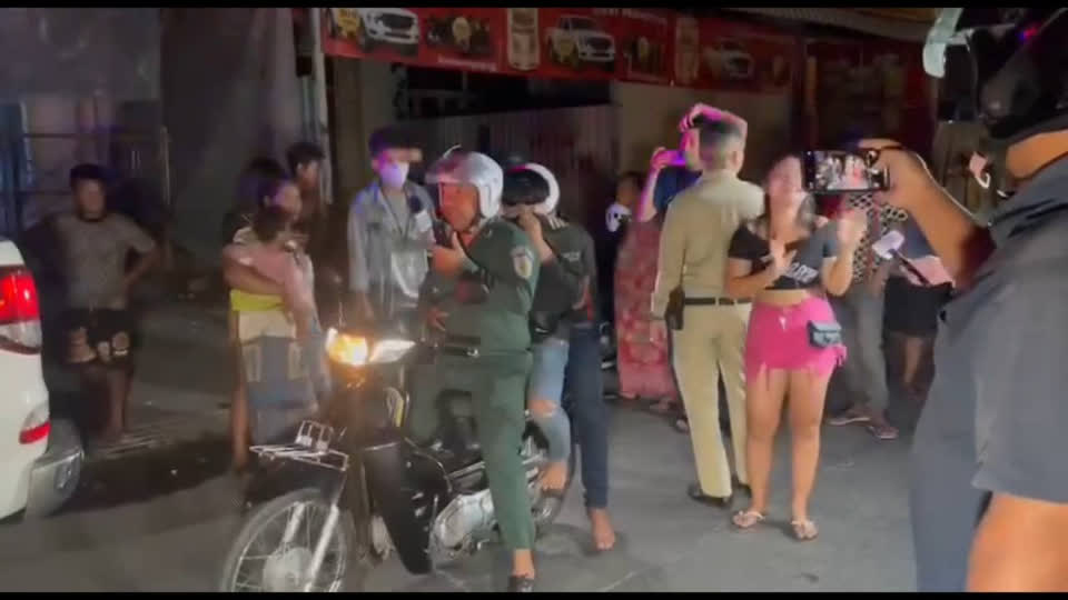 金边一群无业青年向KTV女郎扔石块，2人被捕！ - TNAOT