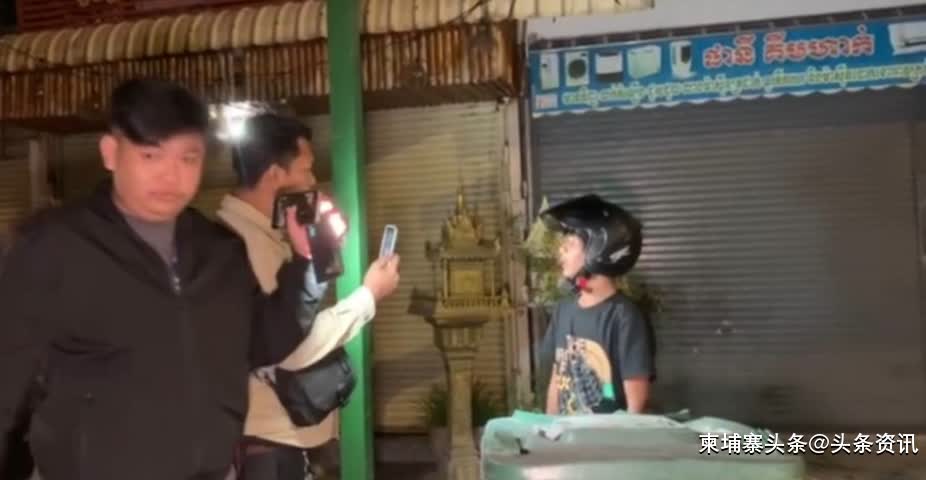 被金边飞车党追砍，2名青年骑摩托车冲进KTV求救！ - TNAOT