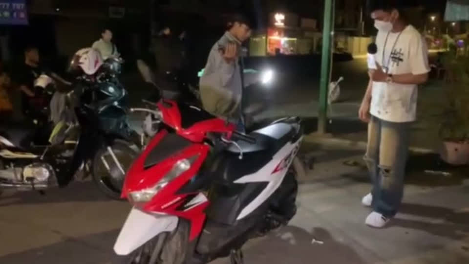 被金边飞车党追砍，2名青年骑摩托车冲进KTV求救！ - TNAOT