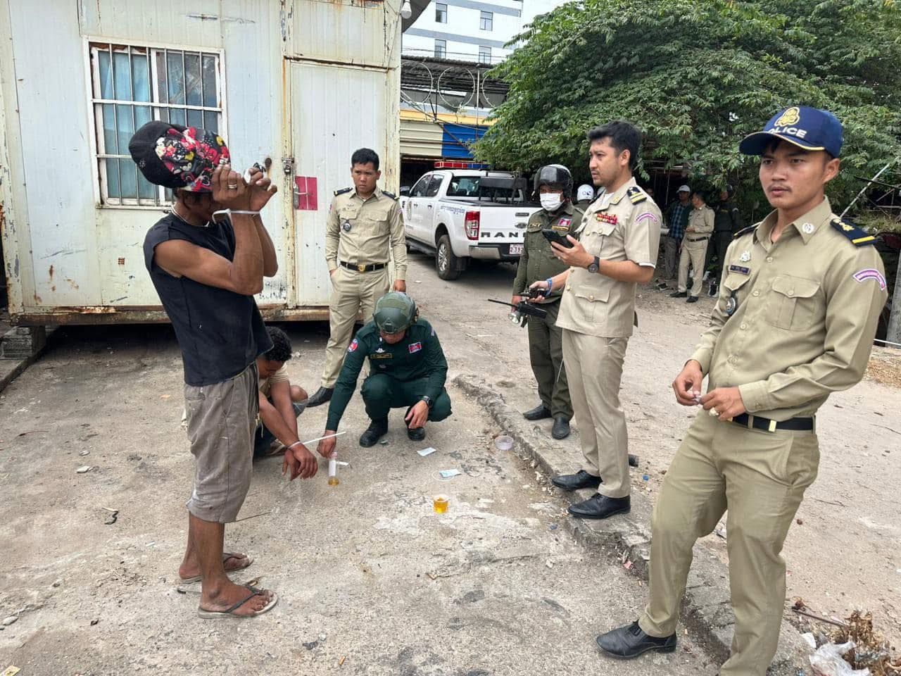 西港警方今早突查2地点，逮捕8名男女！ - TNAOT