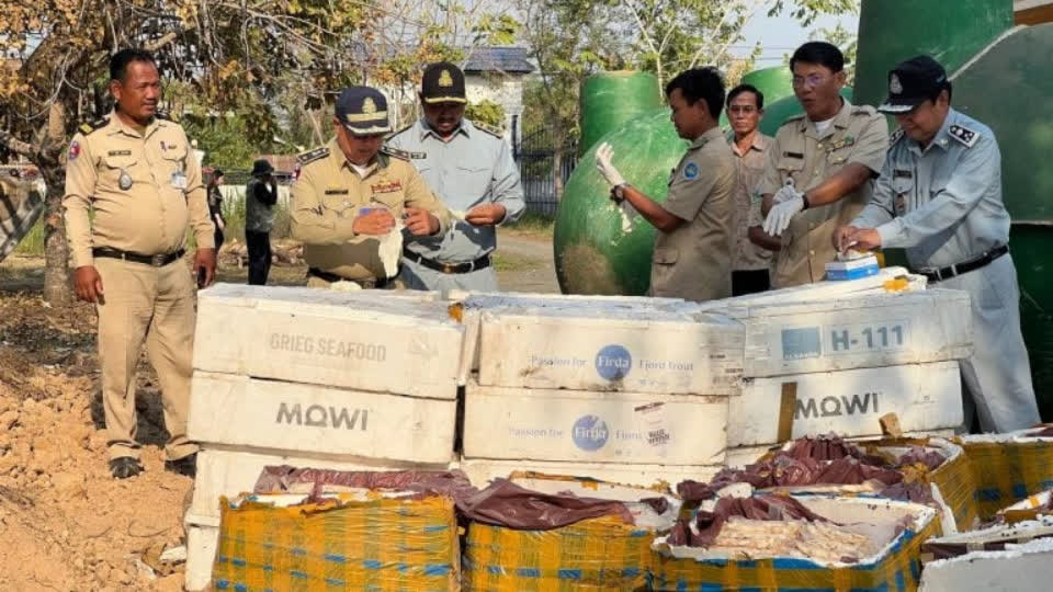 柬埔寨警方烧毁1千多公斤劣质食品！ - TNAOT