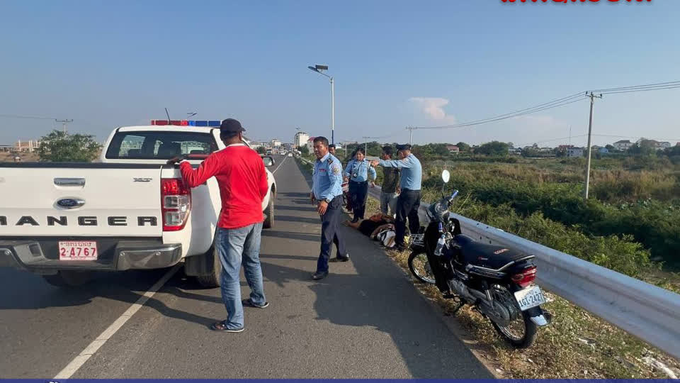 孕妇路边突发分娩 柬埔寨警方紧急救援 - TNAOT